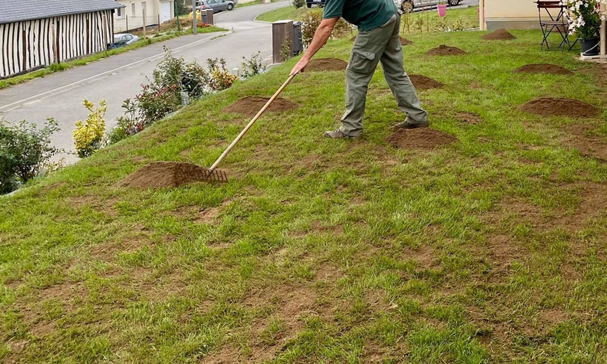 Comment combler et regarnir les trous de la pelouse